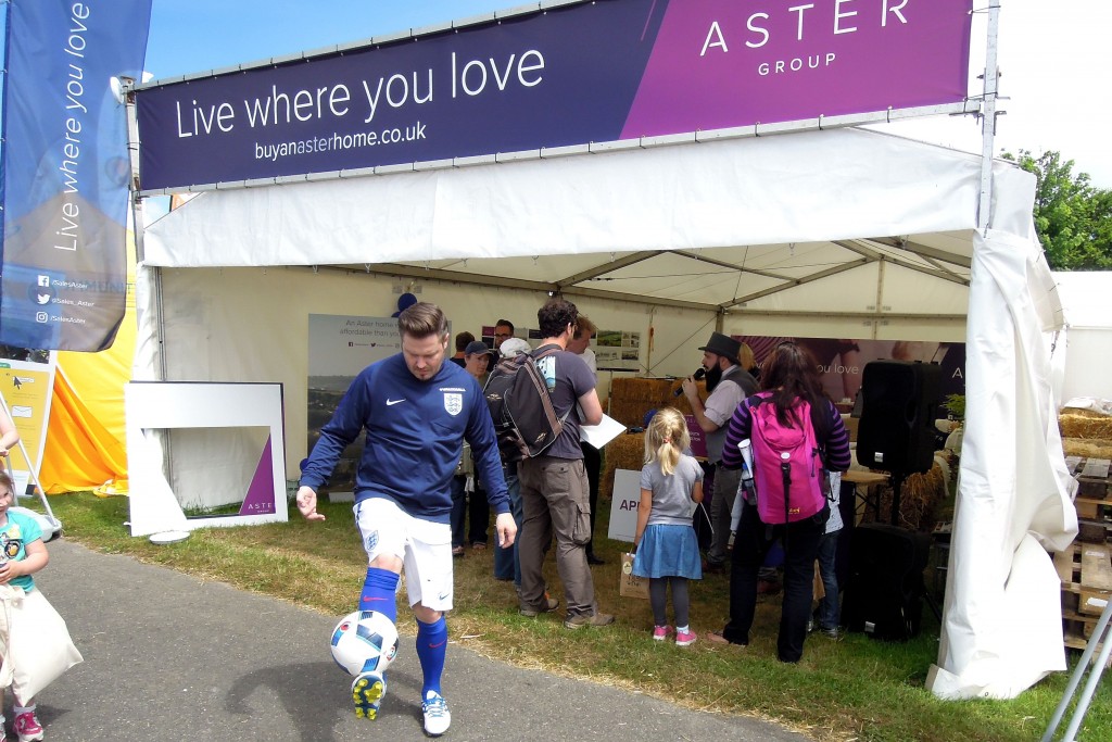 Andy Harmer David beckham lookalike - Gordon Ramsay Lookalike